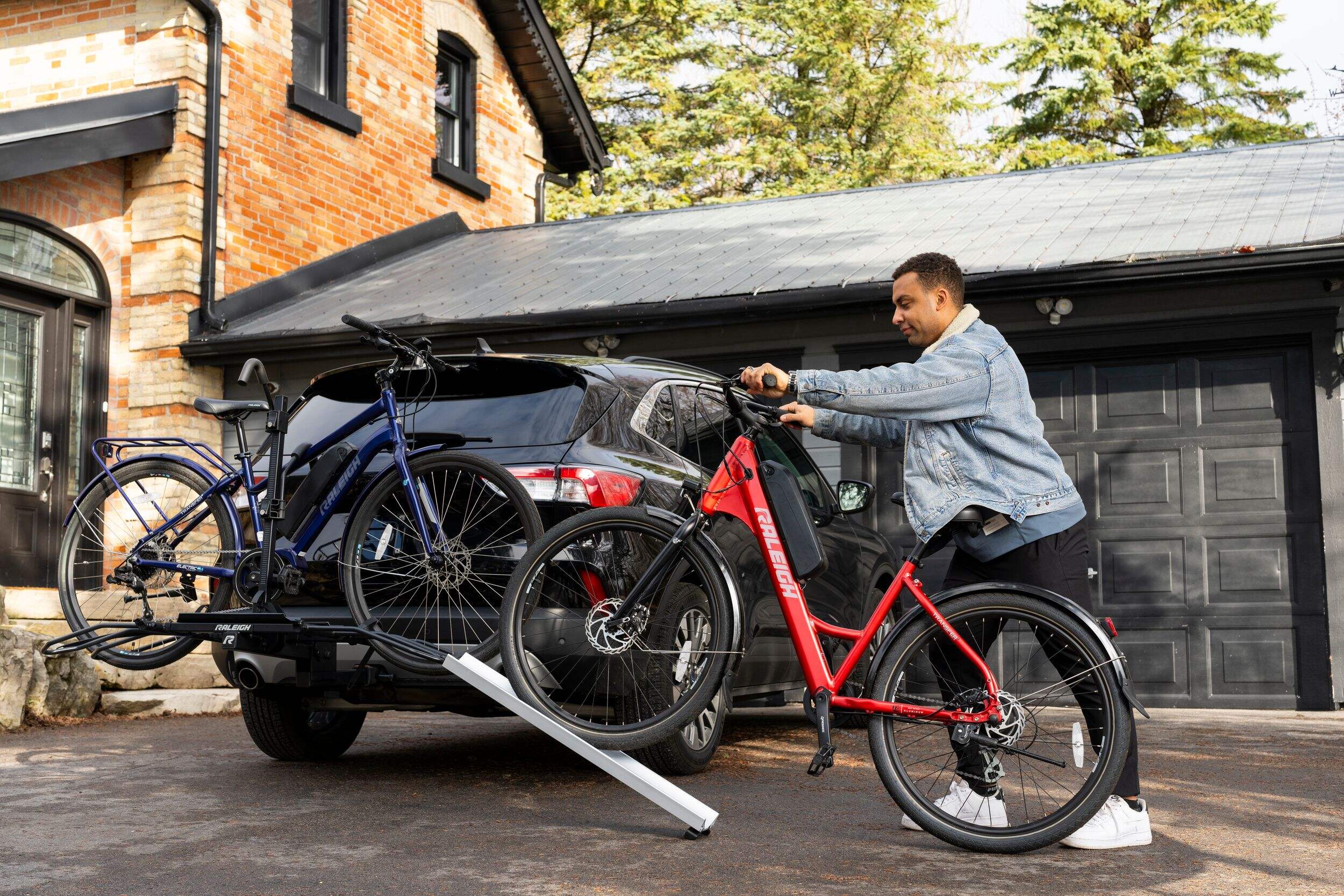 Raleigh E-Bike 2-Bike Hitch Carrier with Locks | Canadian Tire