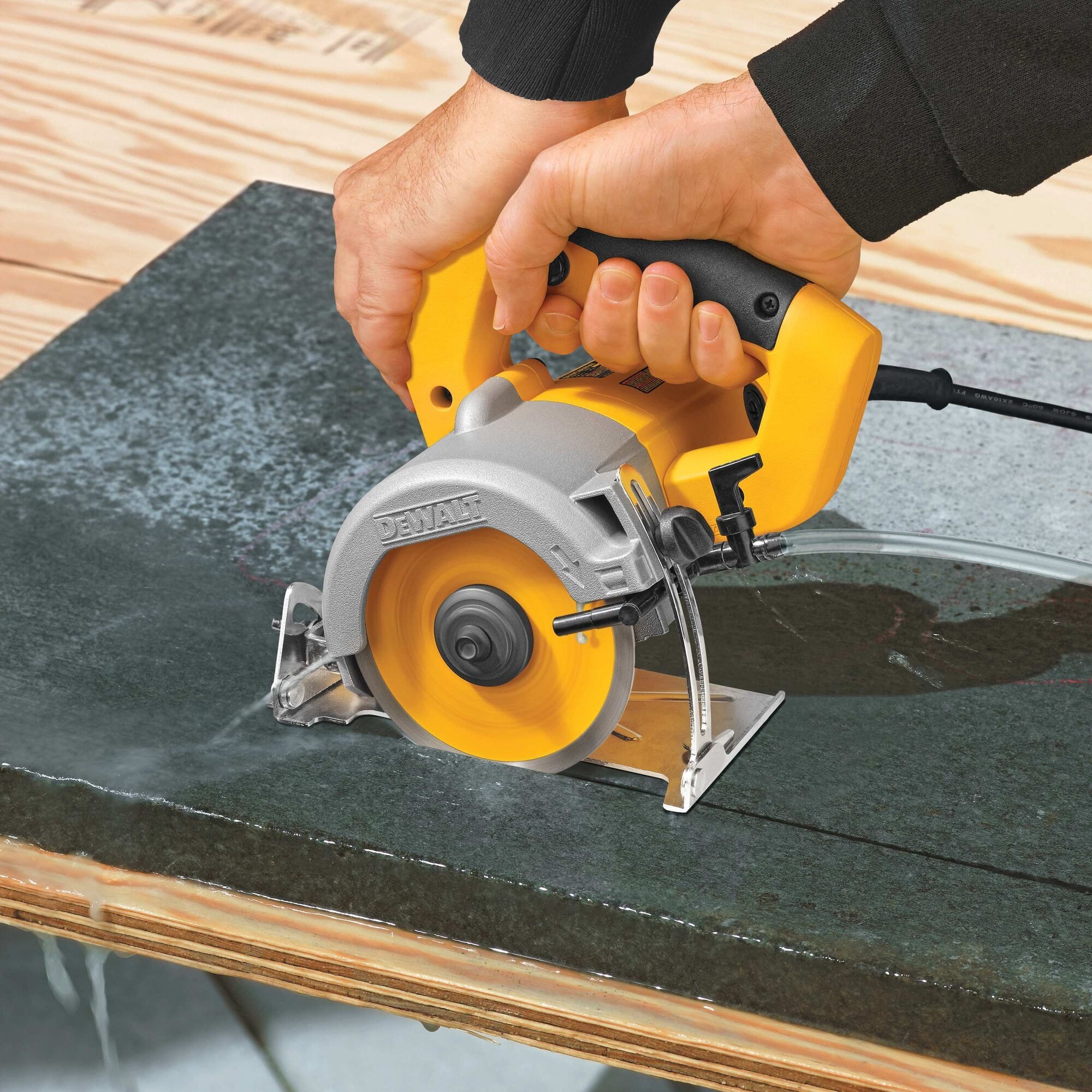 DEWALT DWC860W 4 3 8 in Wet Dry Handheld Tile Cutter Canadian Tire