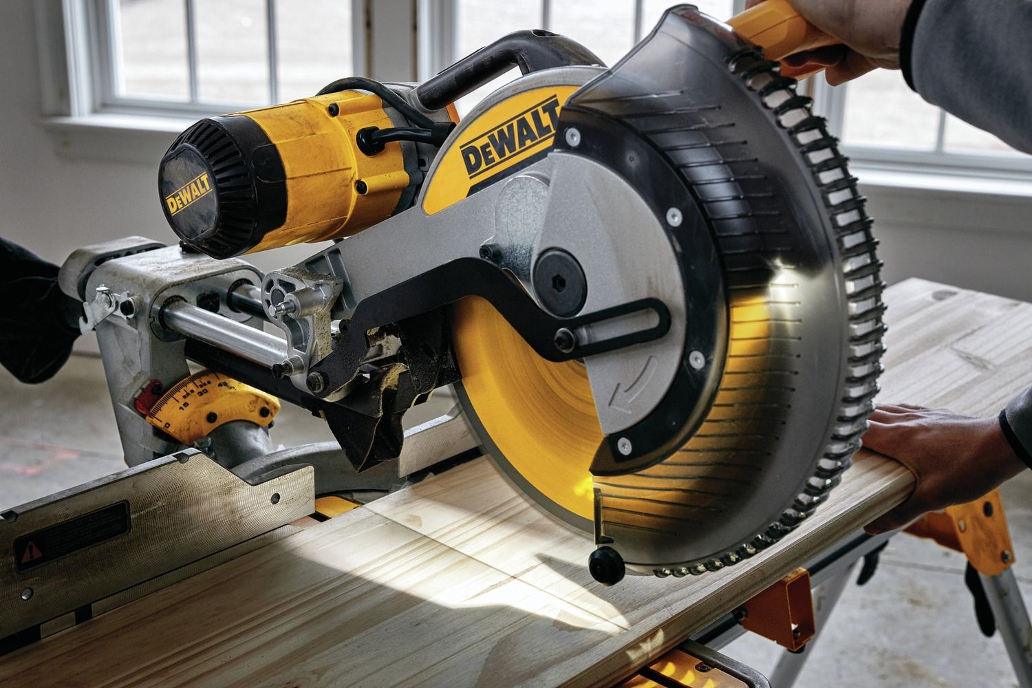 Dewalt mitre saw canadian tire store