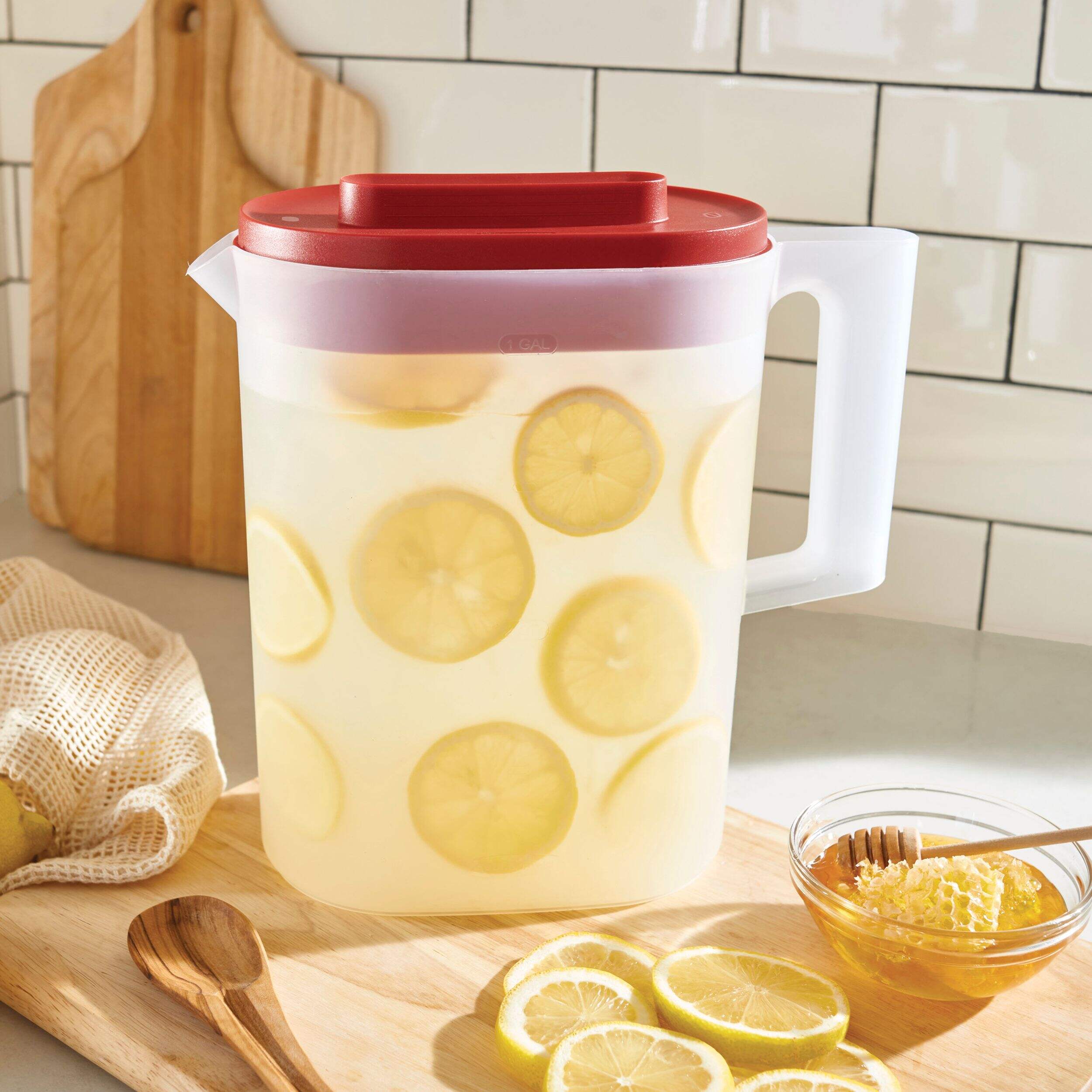 Rubbermaid Compact Space Saving Plastic Water/Juice Pitcher with Lid ...