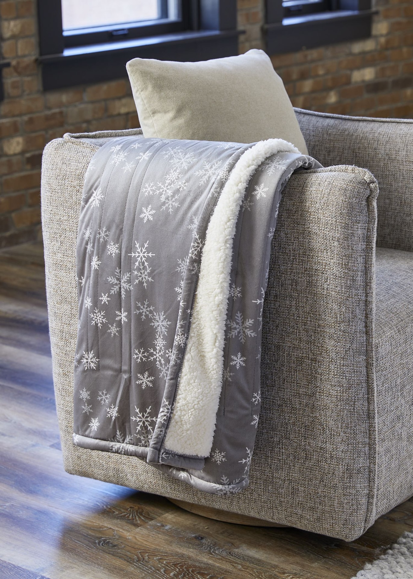 Sunbeam Royal Mink/Sherpa Heated Throw, Snowflake Grey | Canadian Tire