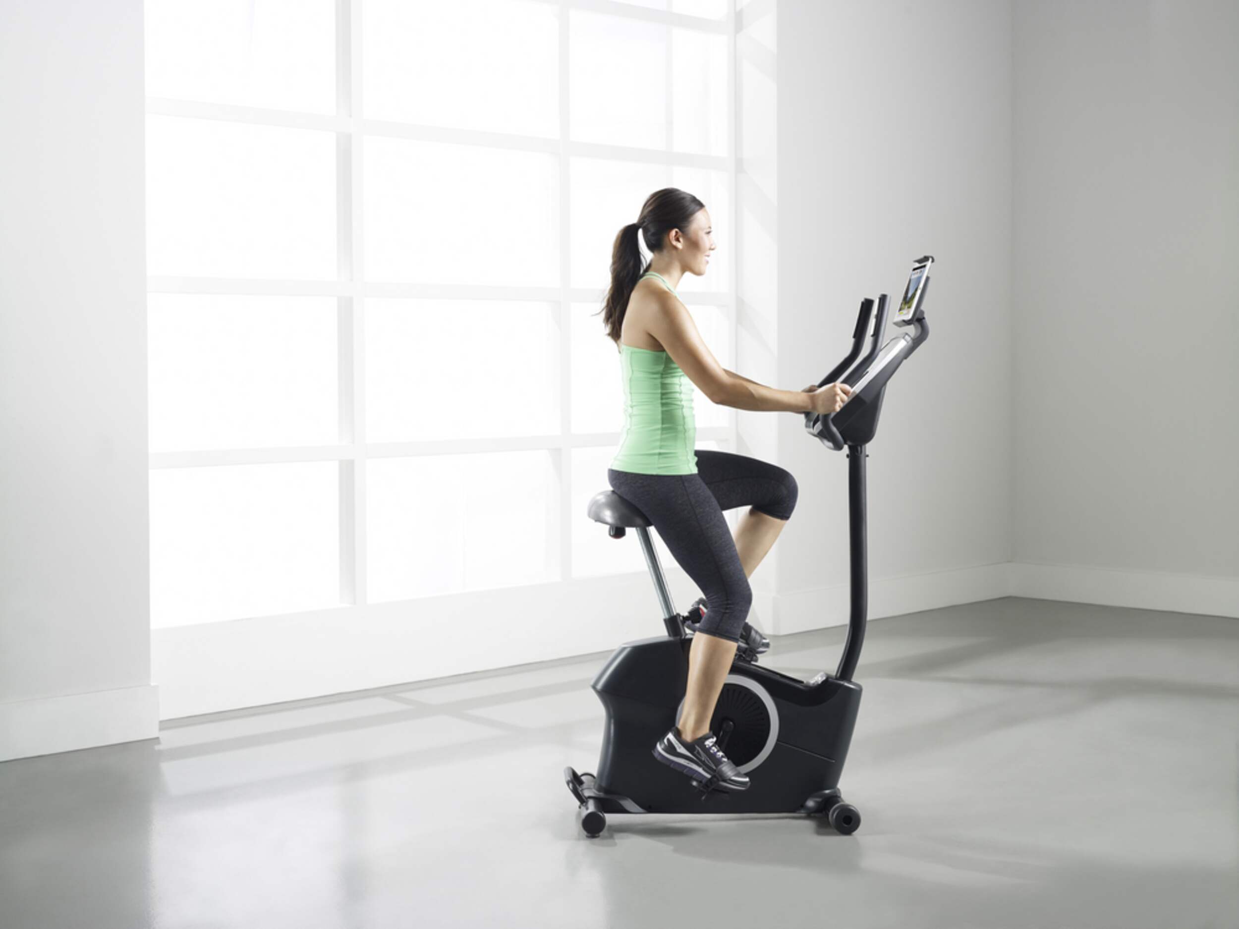 Healthrider H25X Indoor Cycling Stationary/Exercise Bike - iFit Enabled ...