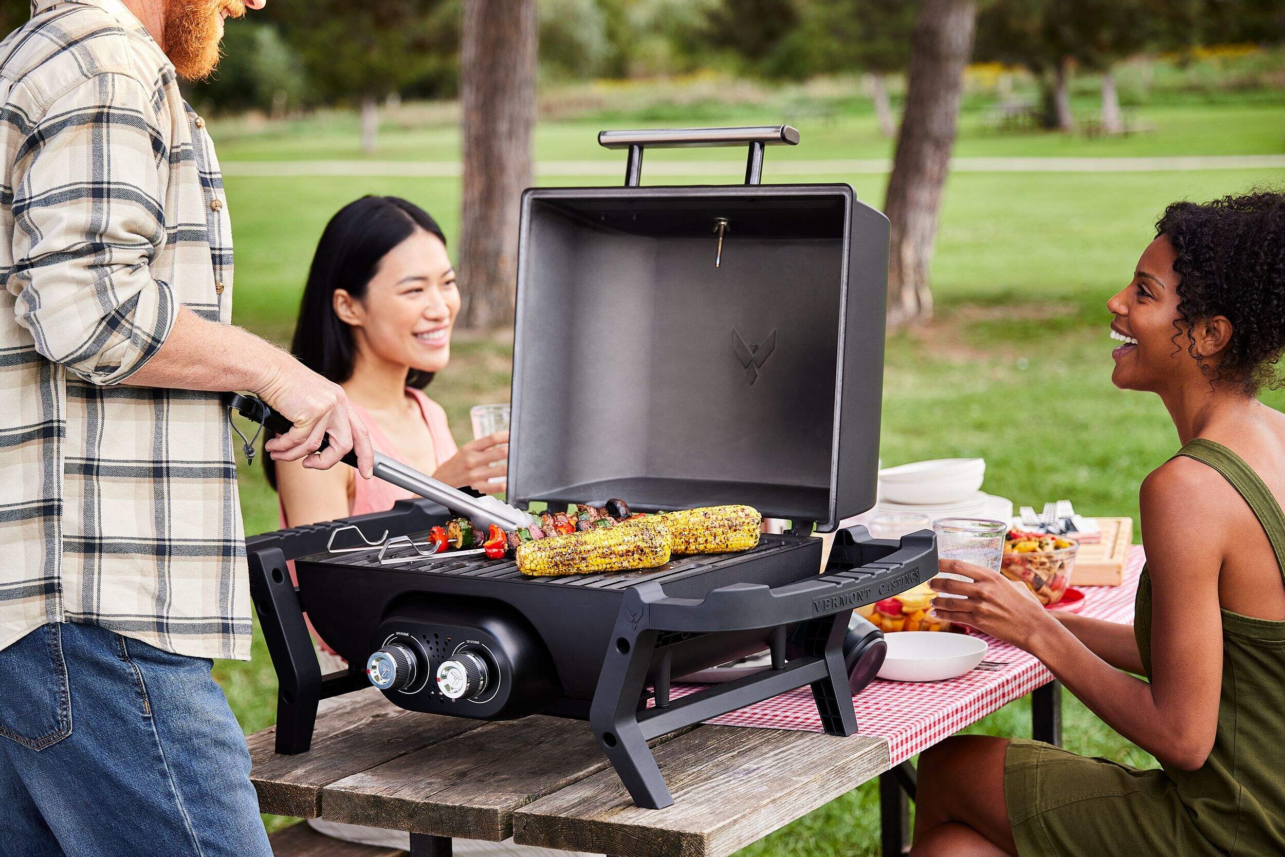 Barbecue portatif léger au propane à 2 brûleurs Vermont Castings, 13 000 BTU | Canadian Tire