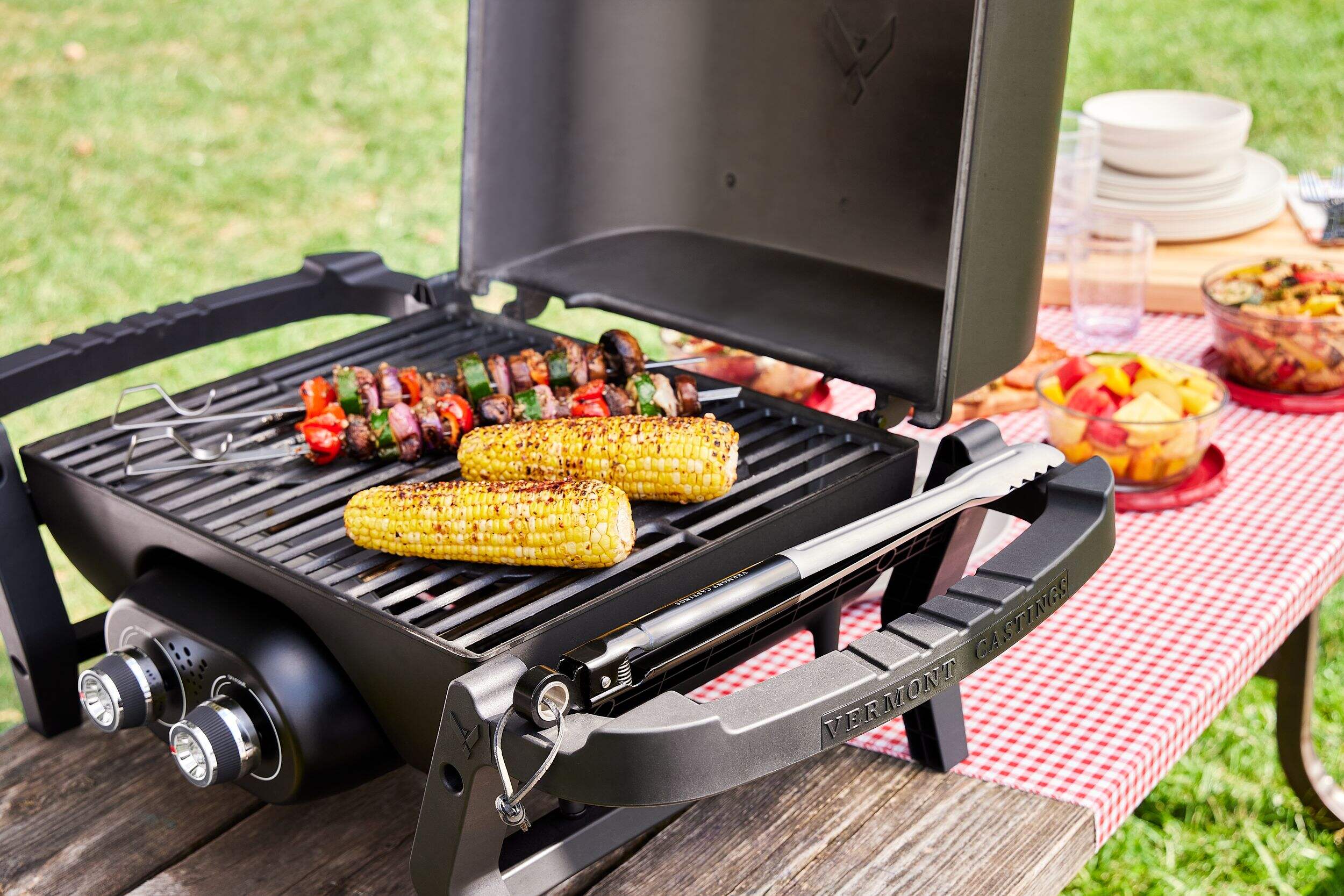 Barbecue portatif léger au propane à 2 brûleurs Vermont Castings, 13 000 BTU | Canadian Tire