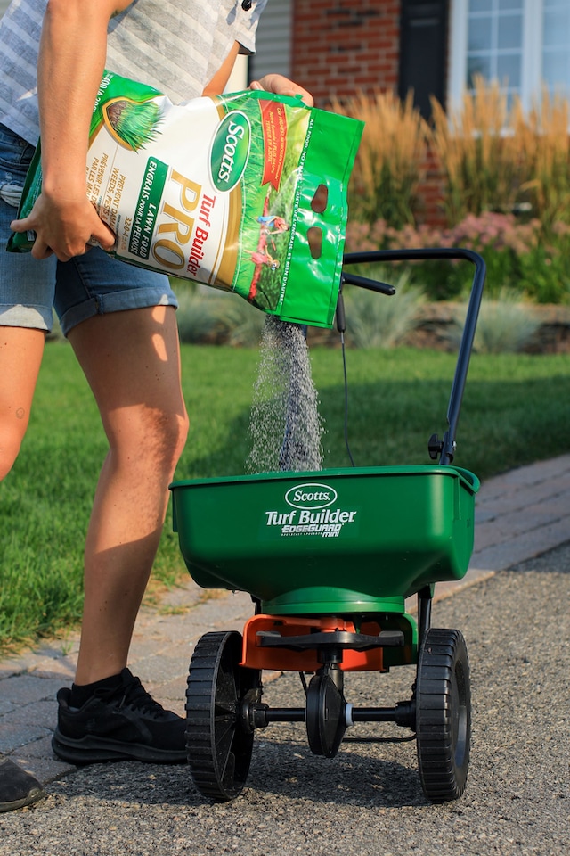 Scotts Turf Builder Pro Lawn Fertilizer, 400-m2 | Canadian Tire