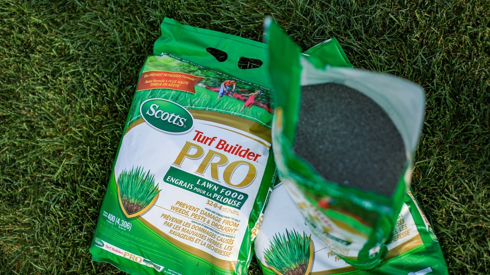 Scotts Turf Builder Pro Lawn Fertilizer, 800-m2 | Canadian Tire
