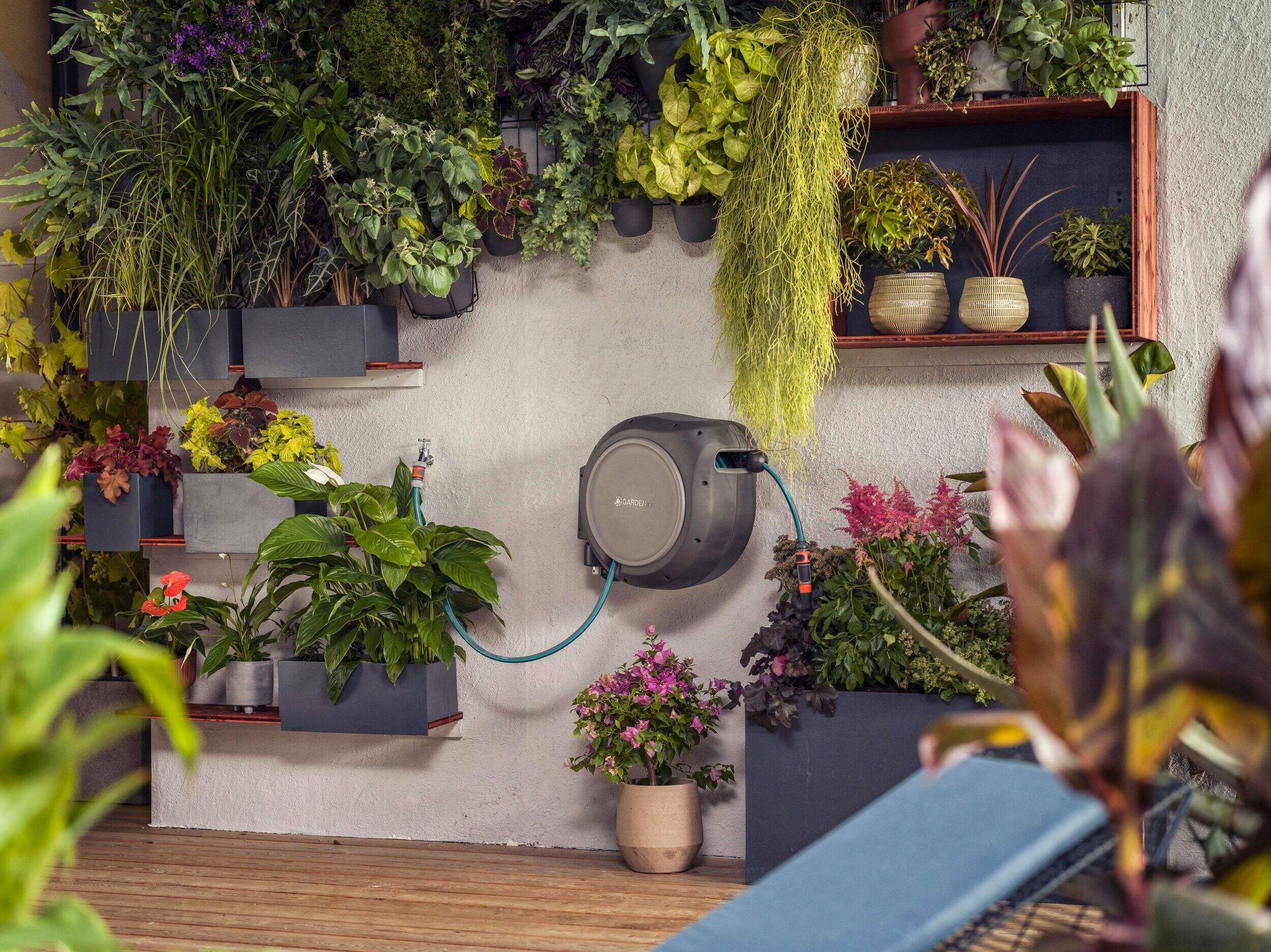 Dévidoir mural automatique Gardena avec buse, 100 pi | Canadian Tire